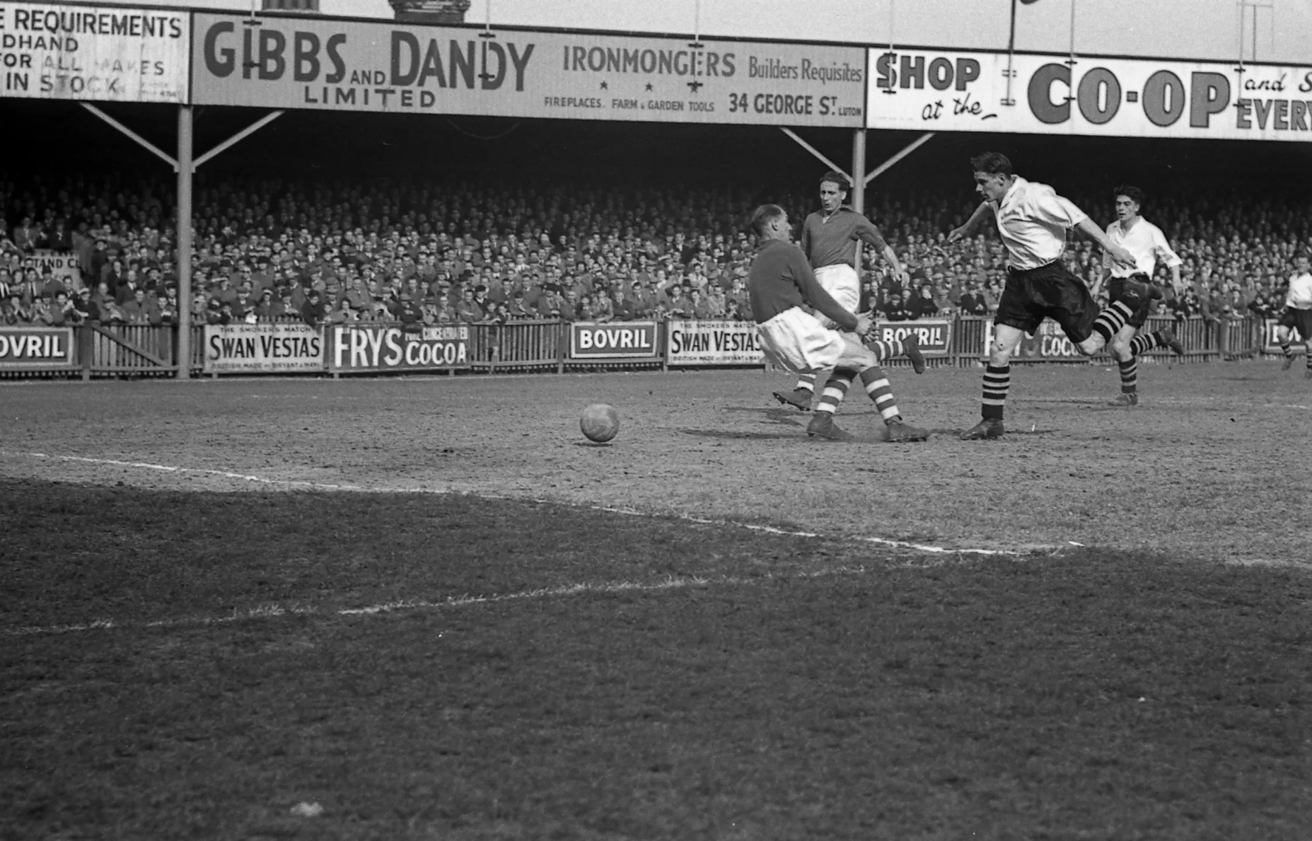 Luton Town FC vs Nottingham Forest (11th Apr 1953) | Hatters Heritage ...