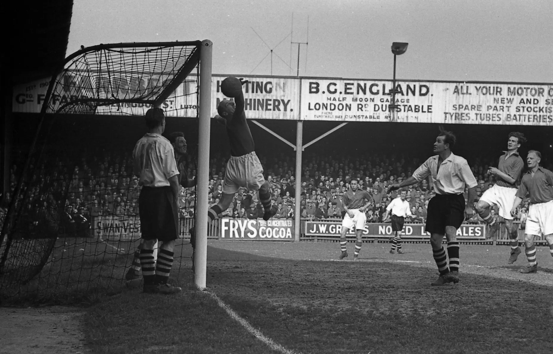 Luton Town FC vs Nottingham Forest (11th Apr 1953) | Hatters Heritage ...