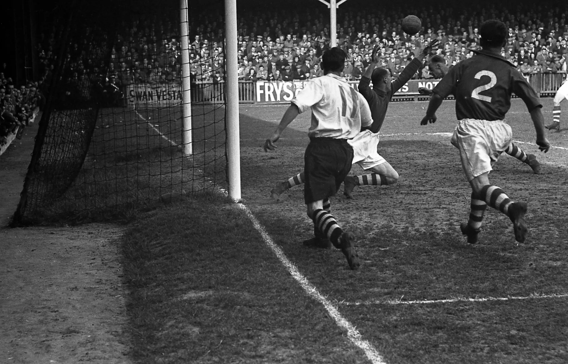 Luton Town FC vs Nottingham Forest (11th Apr 1953) | Hatters Heritage ...
