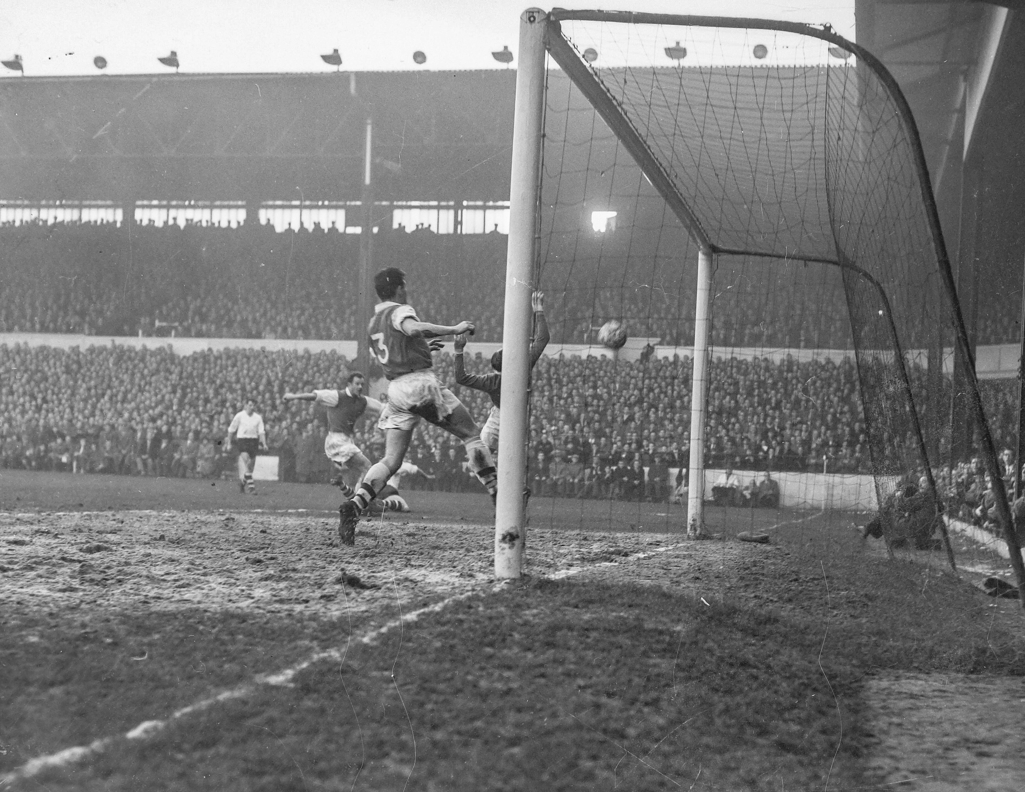Luton Town FC vs Arsenal (28th Dec 1957) | Hatters Heritage | A History ...