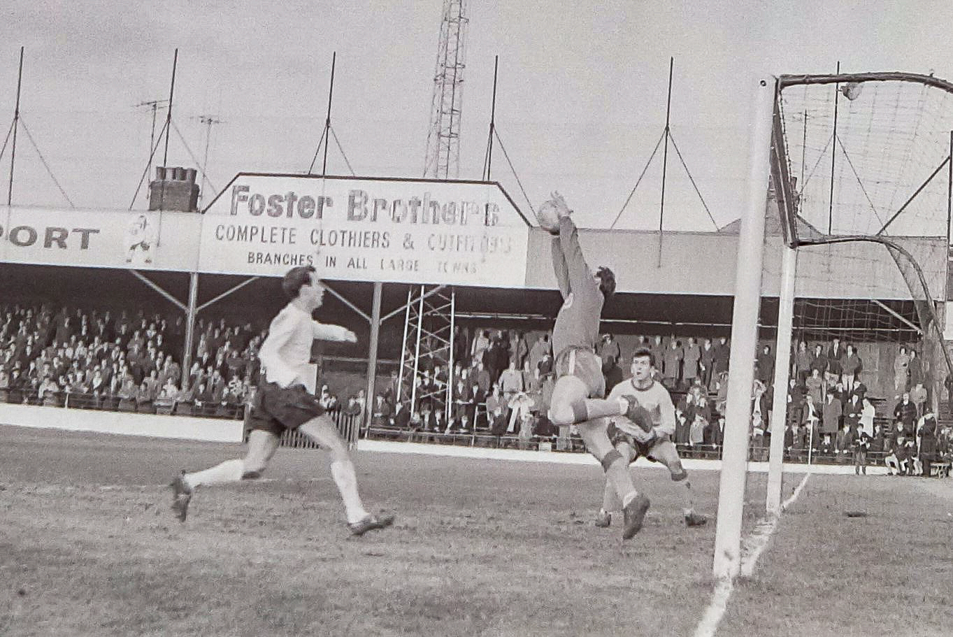 Tommy McKechnie | Hatters Heritage | A History of Luton Town FC