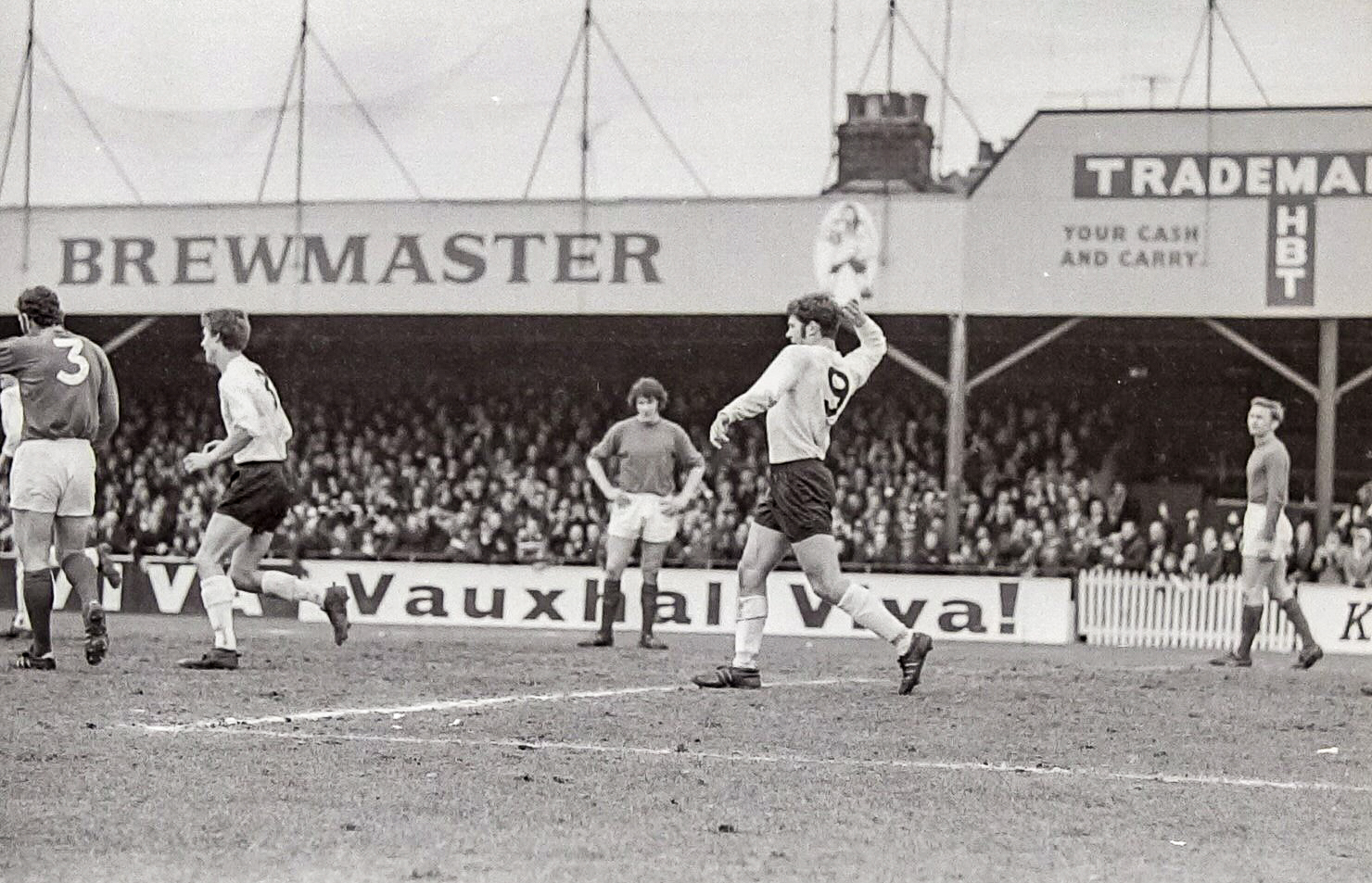 Viv Busby | Hatters Heritage | A History of Luton Town FC