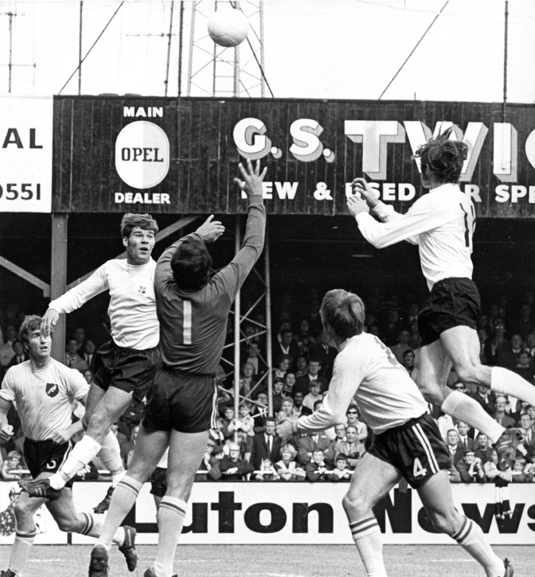 Don Givens | Hatters Heritage | A History of Luton Town FC