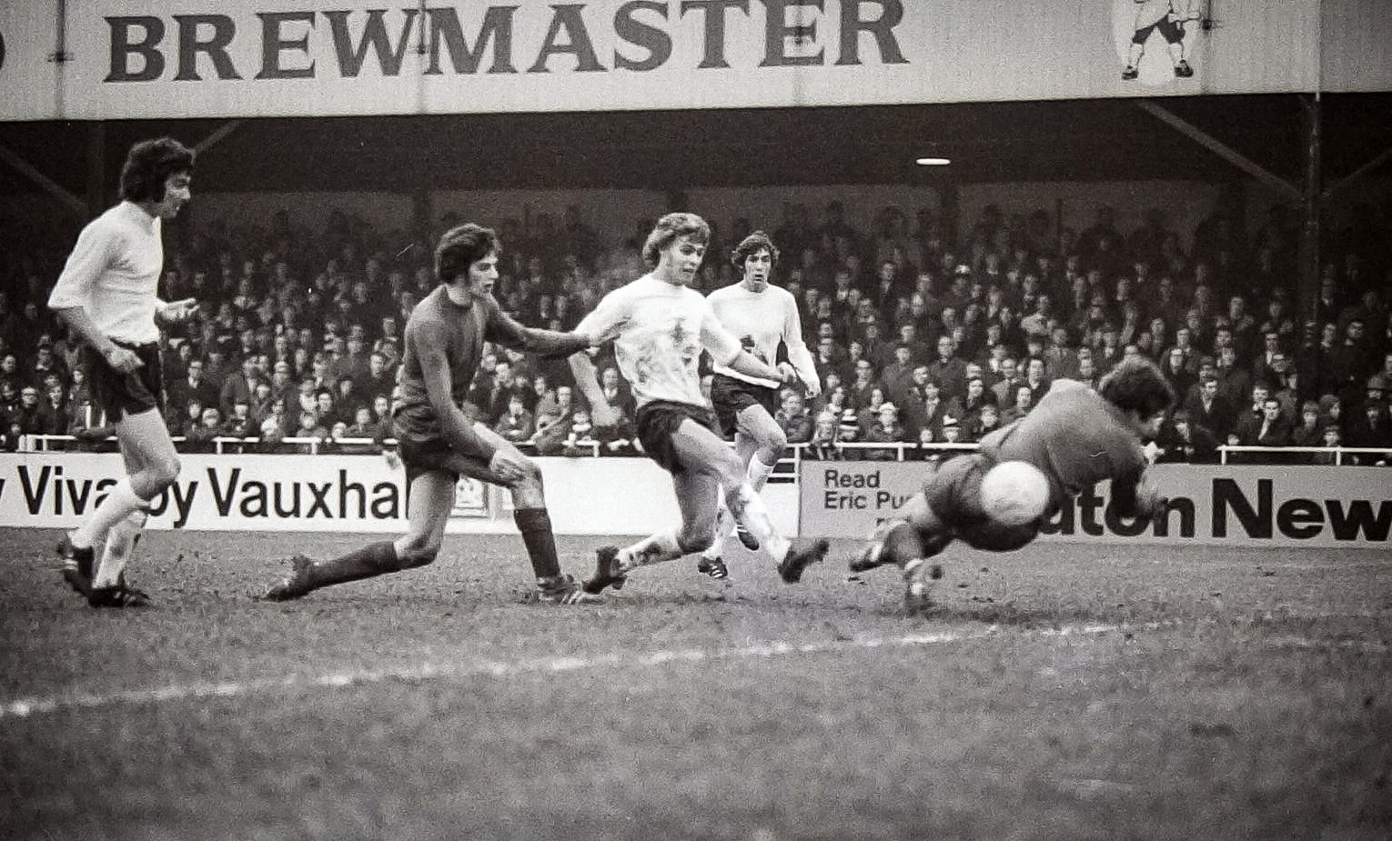 Viv Busby | Hatters Heritage | A History of Luton Town FC