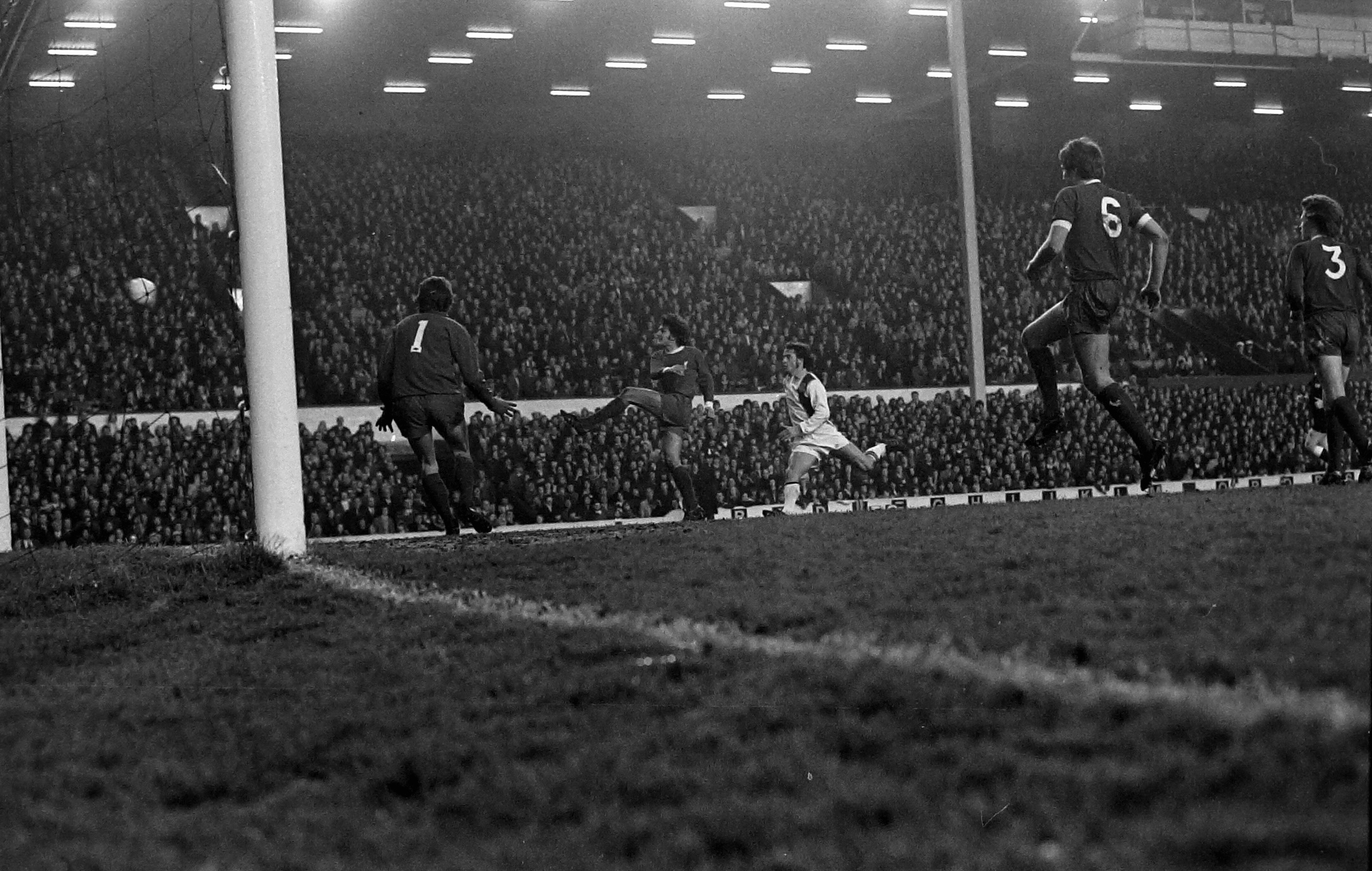 Liverpool vs Luton Town FC (14th Dec 1974) | Hatters Heritage | A ...