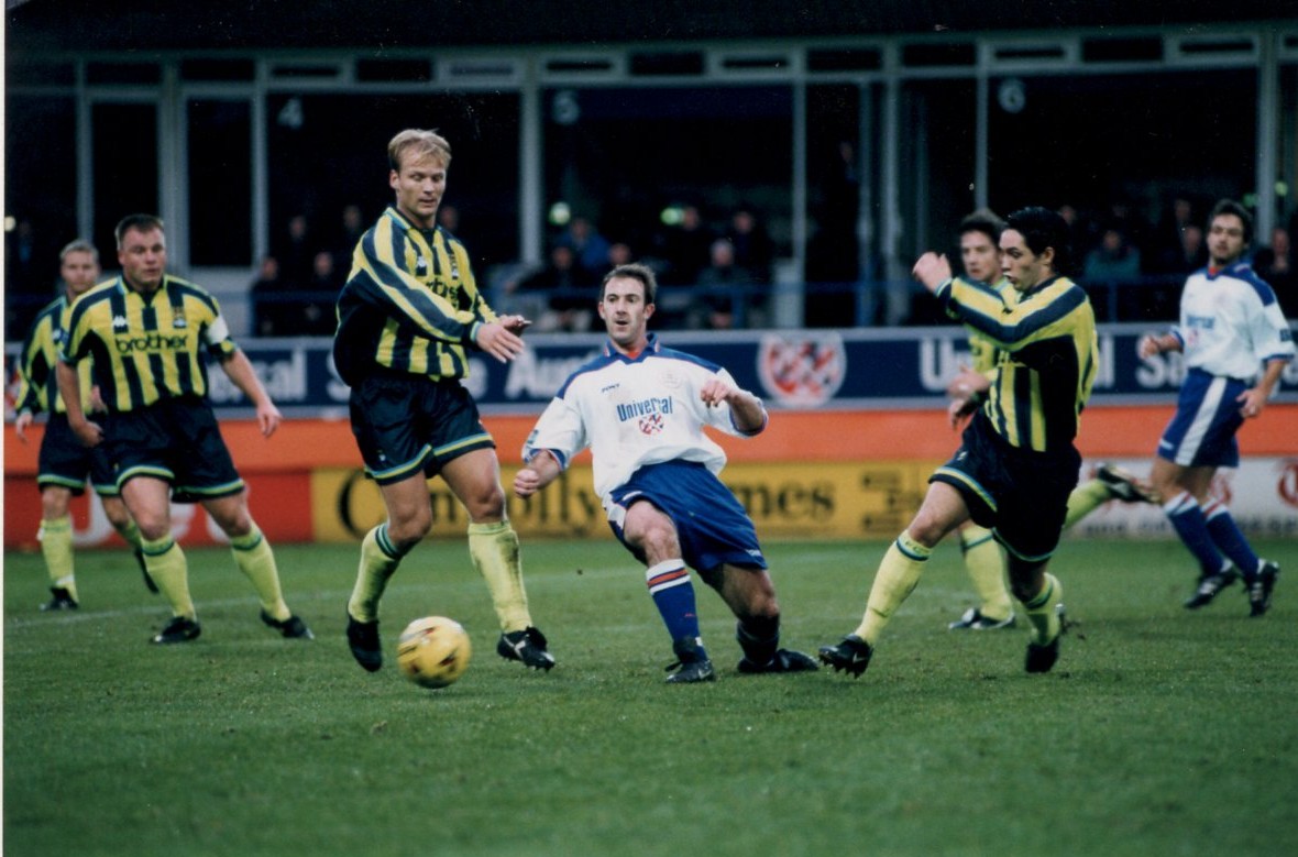 Luton Town FC vs Manchester City (28th Nov 1998) | Hatters Heritage | A ...