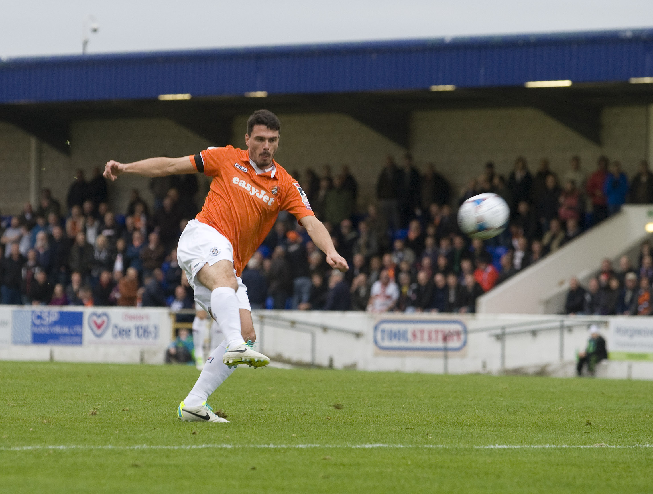 Ronnie Henry | Hatters Heritage | A History of Luton Town FC